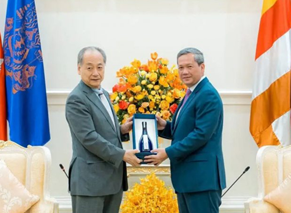 山口の「夢雀 MUJAKU」をフン・マネット首相へ寄贈 – GLOW UP!（グロウアップ） 山口県女性企業経営者・女性起業家データベース ...